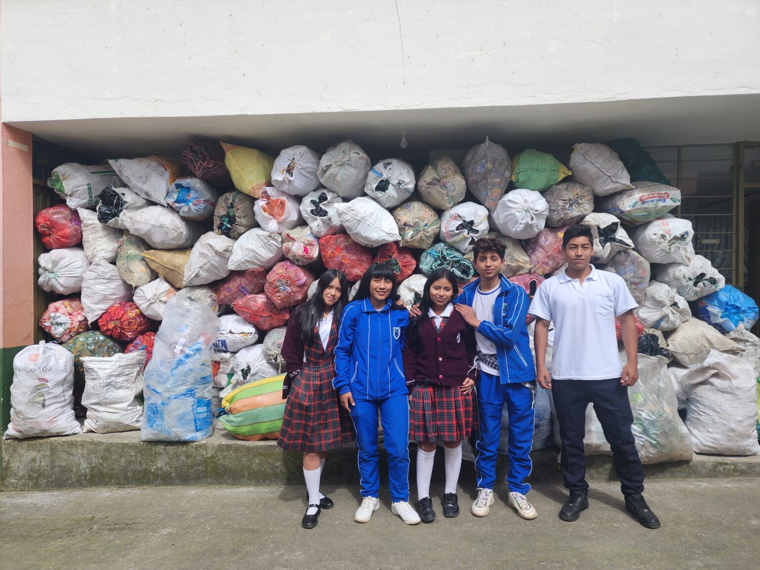 Transformando Residuos en Recursos a través de la Economía Circular y el Reciclaje en la IE ...